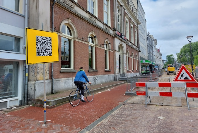 Bij het Gele Rijders Plein in Arnhem staat een verkeersbord met enkel ...