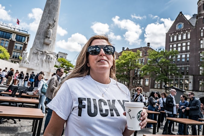 Antisemitische quotes van Ye op de Dam, protestborden bij Gelredome: zo ...