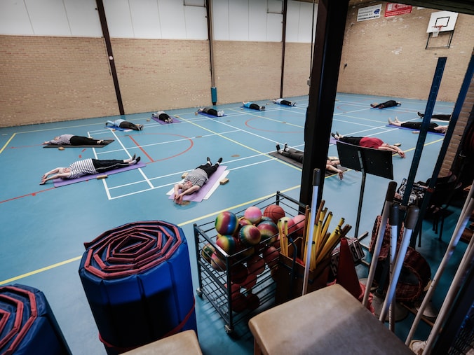 Voorzitter slaat alarm om lekkende gymzaal Breedenbroek: ‘Als ze naar ...