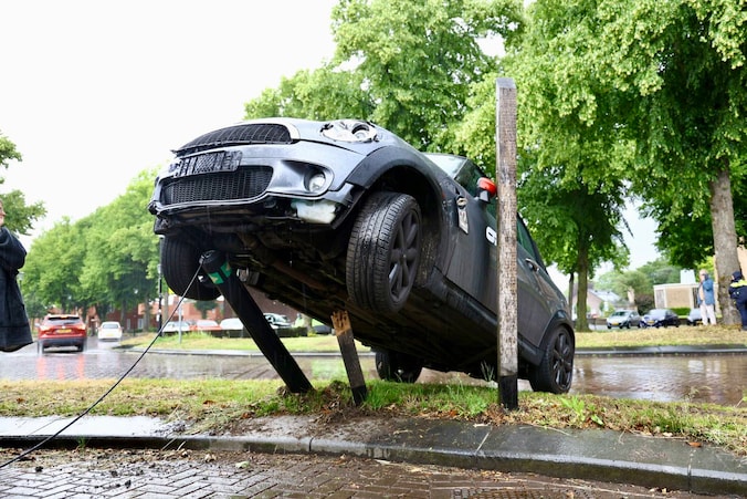 Twee wielen in de lucht van auto na ongeval in Overloon | Regio | De ...