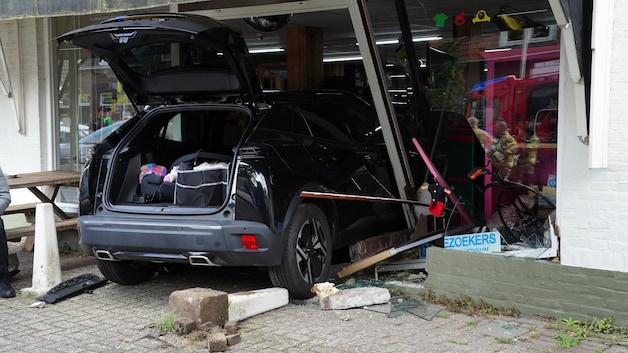Annemarie schrikt zich kapot als vaste klant in auto haar winkel in Oss ...