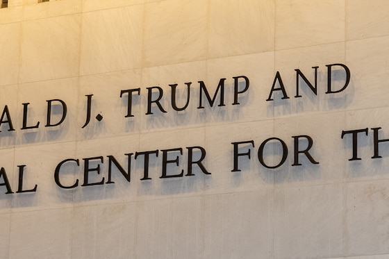 LIVE VS | Naam van Trump verwijderd van gevel Kennedy Center na oordeel ...