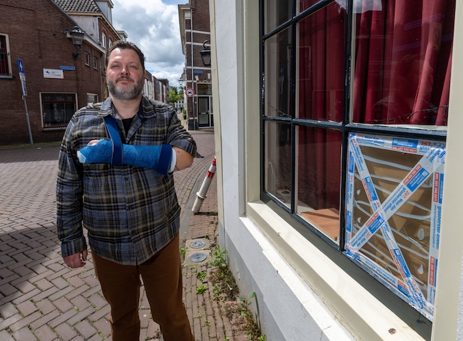 Patrick zwaait vrienden uit, een seconde later spuit het bloed uit zijn ...
