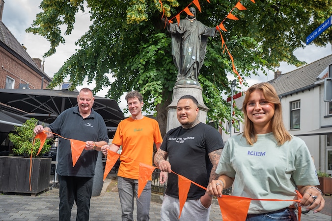 Groot scherm van 4,5 meter op plein in Cuijk voor WK-duels van Oranje ...