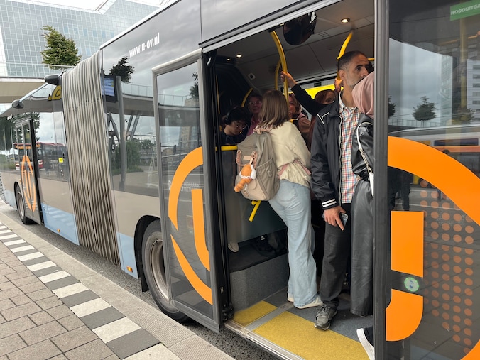 Propvolle bussen vanaf Utrecht CS richting Gouda omdat er geen treinen ...