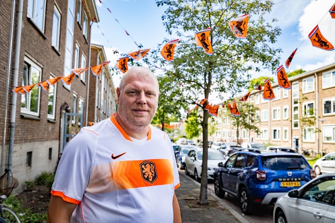 Woedende Mark moet WK‑vlaggetjes weghalen van woningcorporatie: ‘De ...