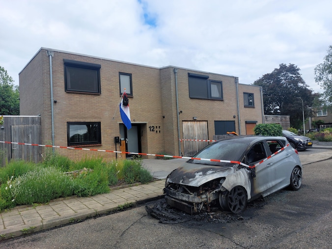 Autobrand in Doetinchem: dader met hoodie op is te zien op ...