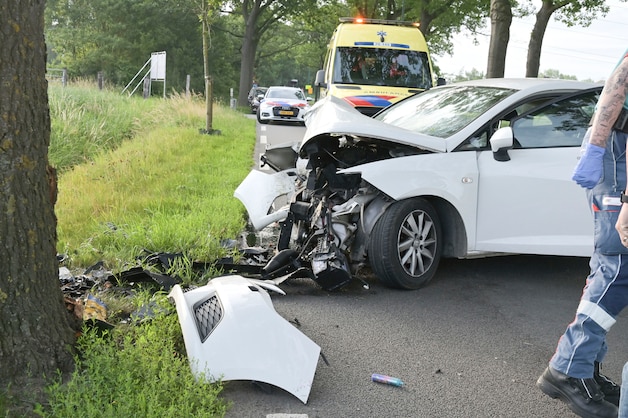 Auto botst tegen boom bij Etten-Leur, bestuurder naar ziekenhuis ...