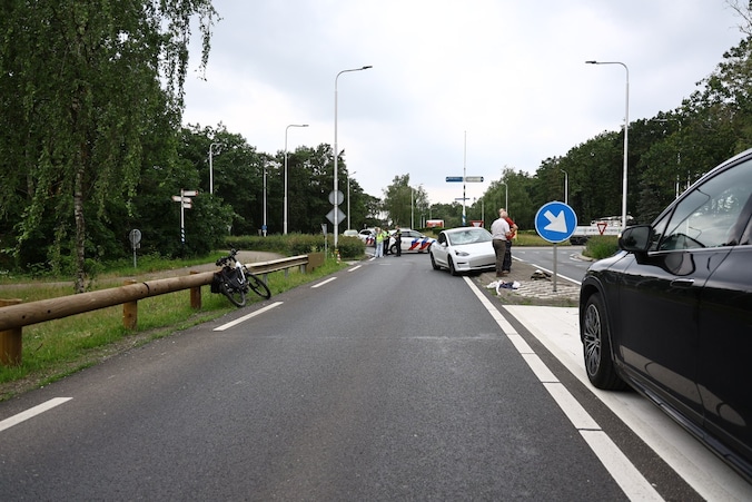 Fietser in botsing met auto in Wilbertoord, traumahelikopter ...
