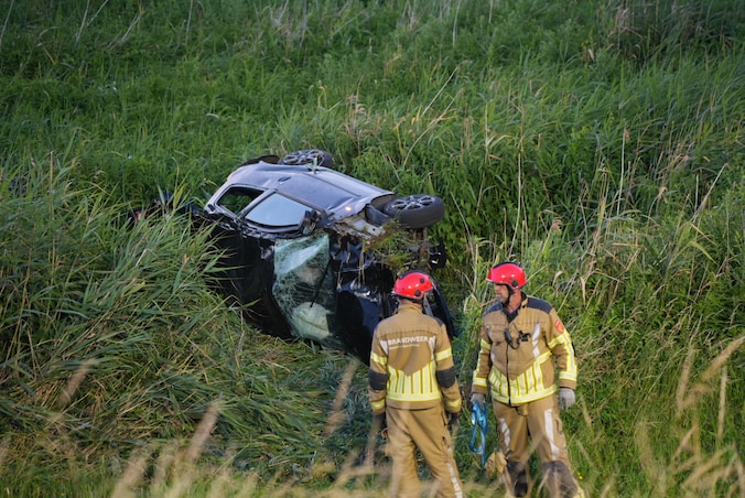 Jonge bestuurder rijdt van 10 meter hoge dijk af en raakt zwaargewond ...