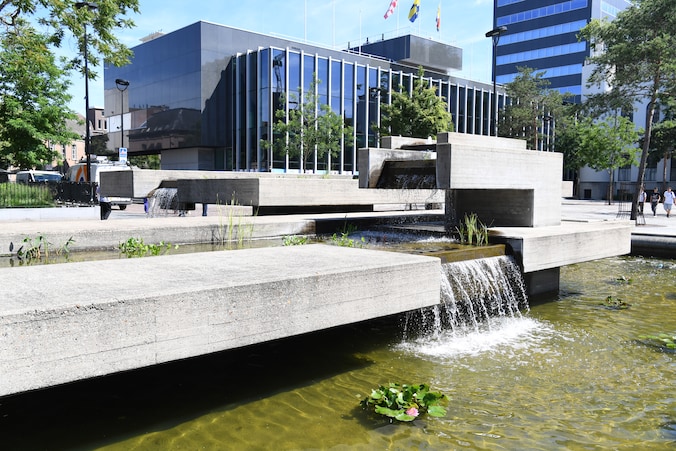 Pardon? De betonnen waterkolos van Tilburg is opeens groen | Regio | De ...