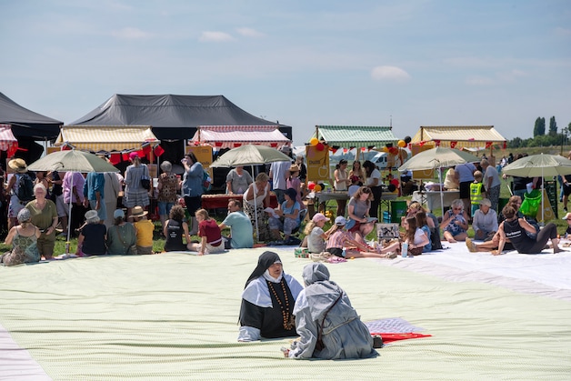 Het maken van dit gigantische picknickkleed was een grote klus, maar ...