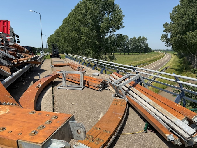 Vrachtwagen verliest festivaltent bij viaduct in Beek en Donk, weg ...