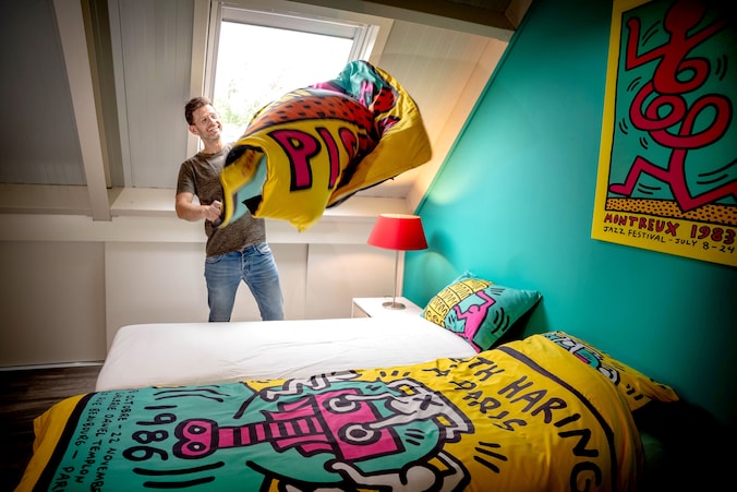 Hein van Houten heeft een Art House; zelf houdt hij atelier in zijn B&B ...
