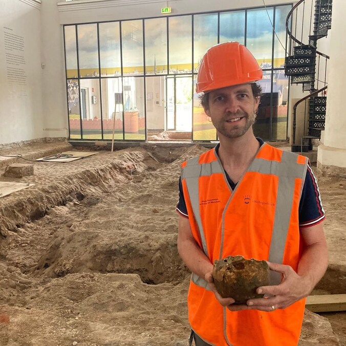 Archeologen vinden menselijke resten en bijzondere grafsteen onder ...