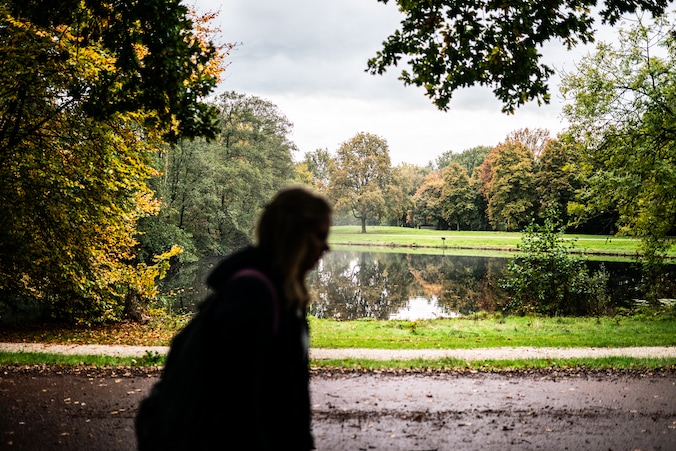 De clown van park Presikhaaf maakt reclame voor Bronbeekwater | Regio ...