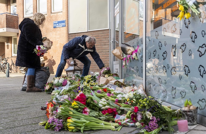 Moeder van kinderen die verdacht worden van doodsteken snackbarhouder ...