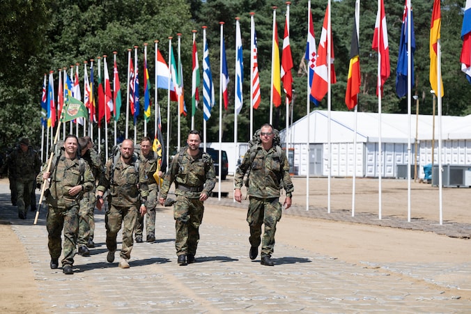 Drie drones boven kamp Heumensoord tijdens Vierdaagse: Defensie test of ...