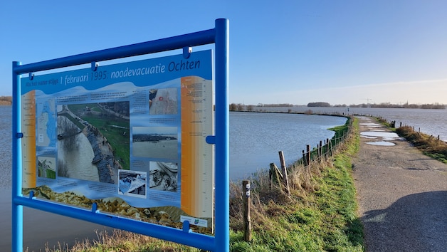 Drukte op de dijk bij Ochten die in 1995 bijna bezweek: ‘Als het water ...