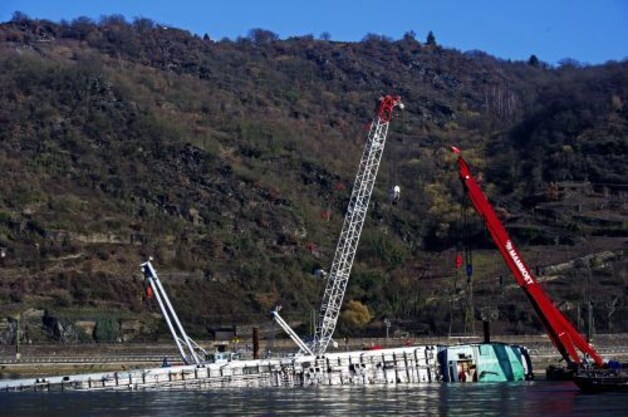 Eerste schepen stroomafwaarts langs Loreley | Nieuws | De Gelderlander.nl