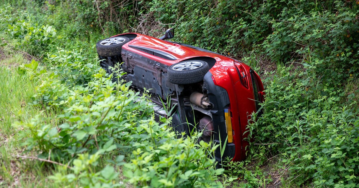 Automobilist rijdt sloot in en belandt op de zijkant in Roosendaal ...