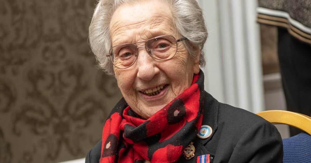 Britse veterane Marie Scott (96) ontsteekt als eerste vrouw het ...
