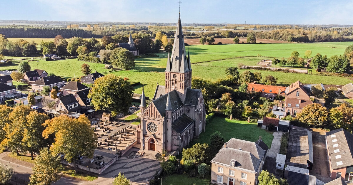 In dit dorp staat de kerk te koop; de prijs is afhankelijk van wie ...