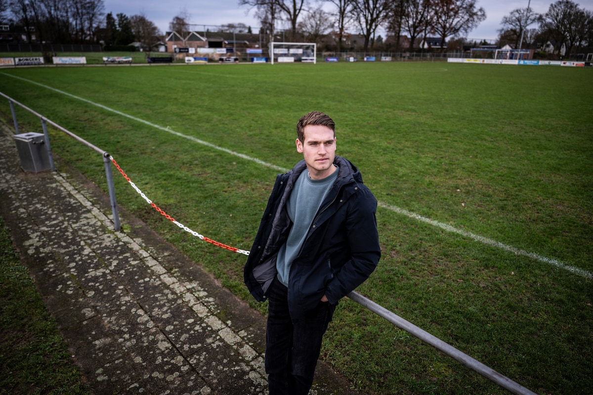 Lars (23) zakt tijdens wedstrijd in elkaar en overleeft hartstilstand ...