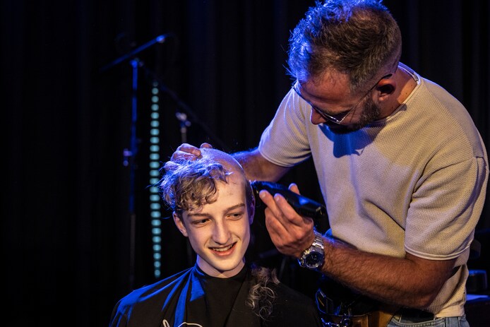 Devin (14) gaat kaal voor oma: ‘Het was mijn manier om haar te steunen ...