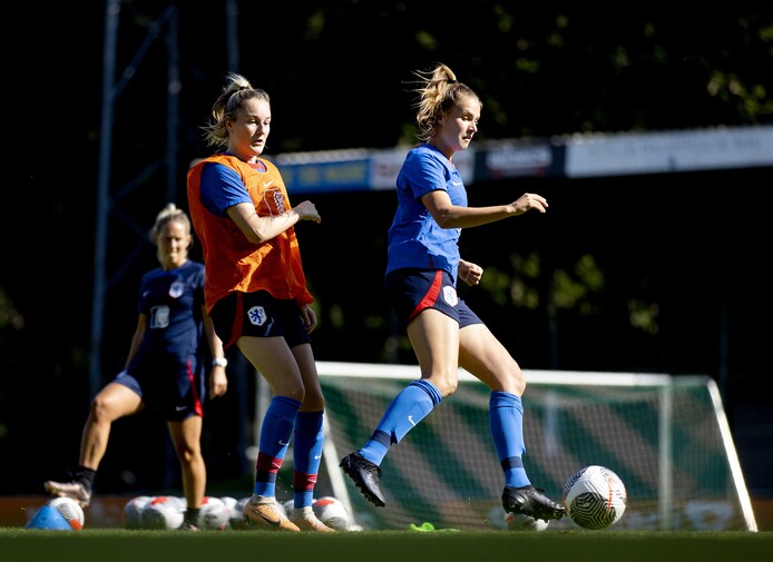 Marit Auée geniet van eerste week bij Oranje Leeuwinnen, shirtje is ...