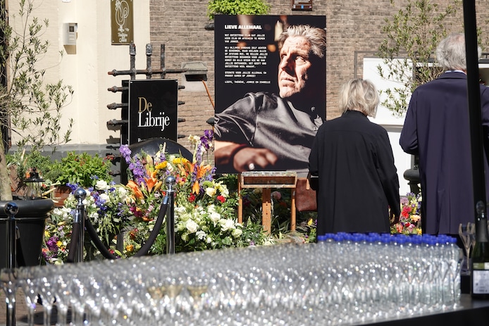 Afscheid van Jonnie Boer bij De Librije: opvallende kist, krans van koningspaar | Binnenland ...