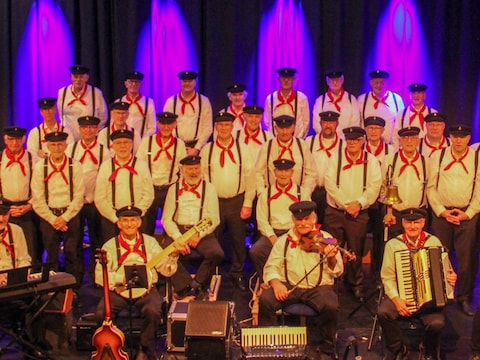 Shantykoor Alle Hens treedt op in Loo | Duiven | De Gelderlander.nl