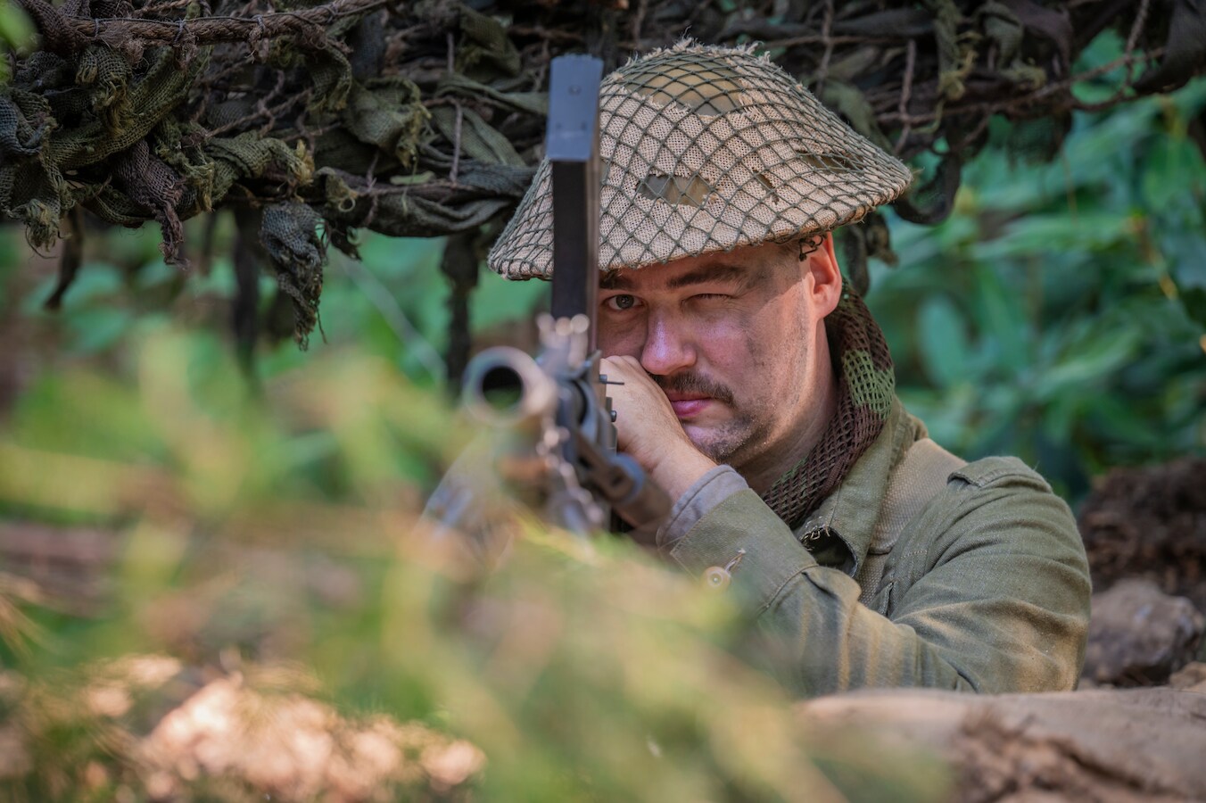 Oorlogsspektakel vanaf een tribune in Overloon: ‘Soms lijkt het net op ...