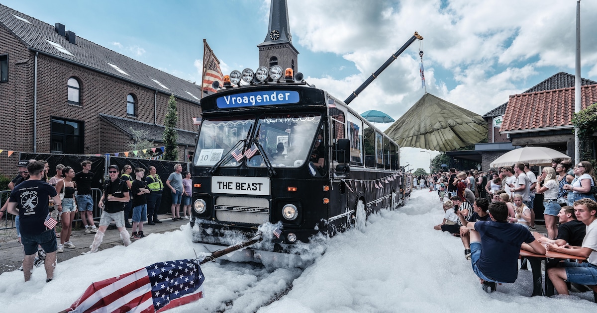 Schuim, schuim, de paus, Trump en nog eens schuim: Dit is de kermisoptocht in Vragender gevat in ...