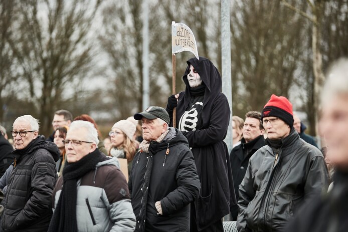 Massaal protest in Zutphen tegen uitkleden ziekenhuis: ‘Pier blaast ...
