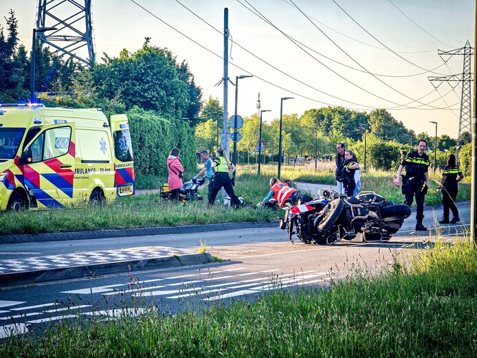 Motoragent botst tegen flitspaal en raakt zwaargewond onderweg naar ...