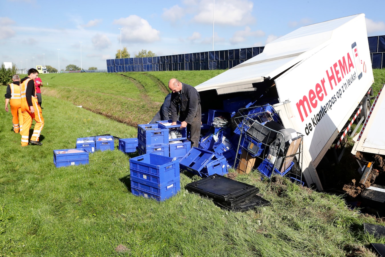 Vrachtwagen en goederen van Hema belanden in sloot bij A2 ...