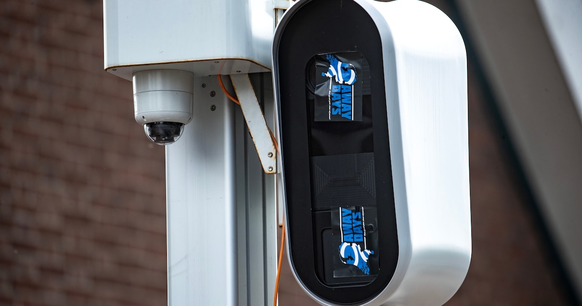 Flitspaal lijkt gesaboteerd: stickers op de camera | Regio | De ...