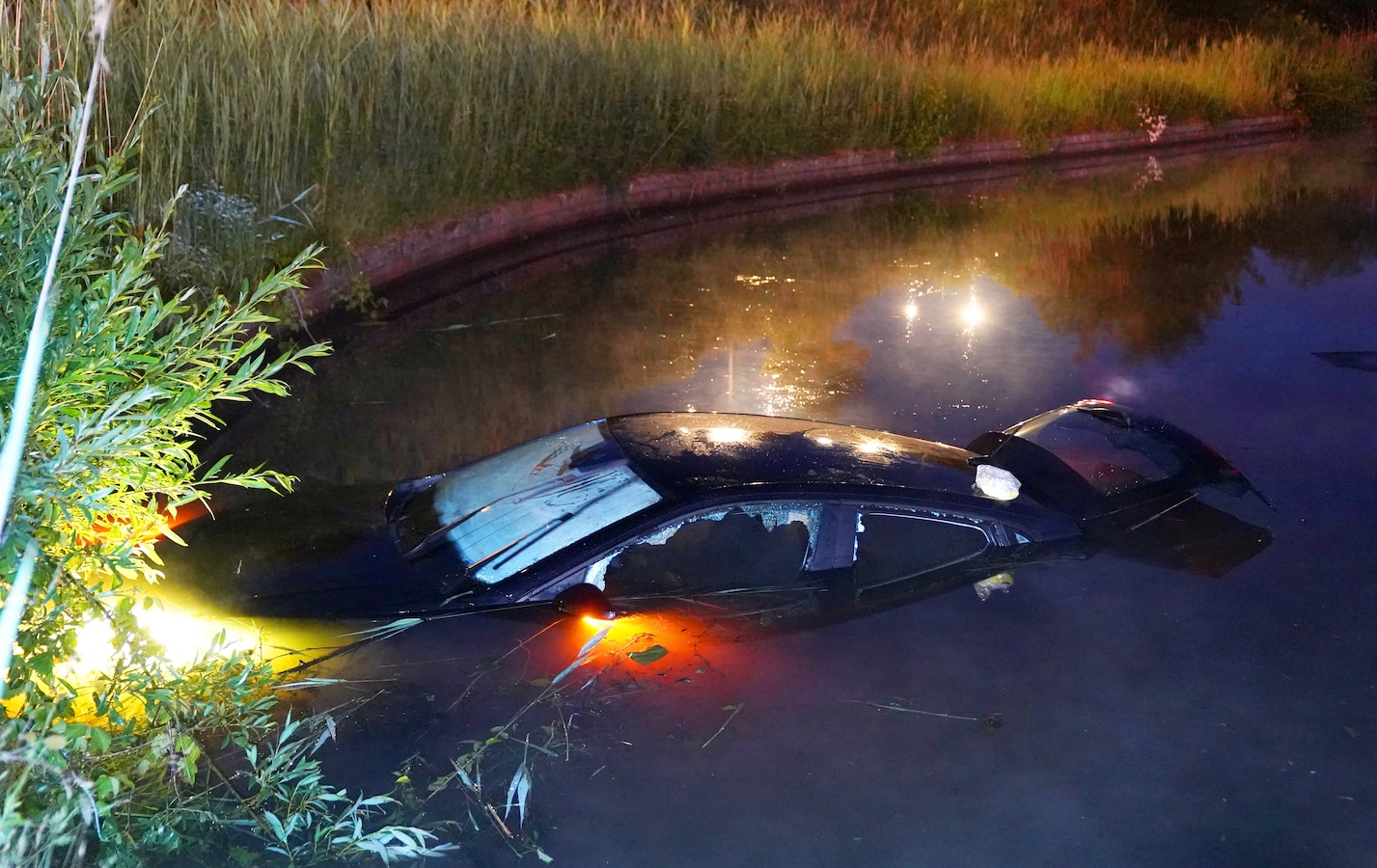 Bestuurder raakt van de weg en rijdt auto het water in bij Jeroen Bosch ...