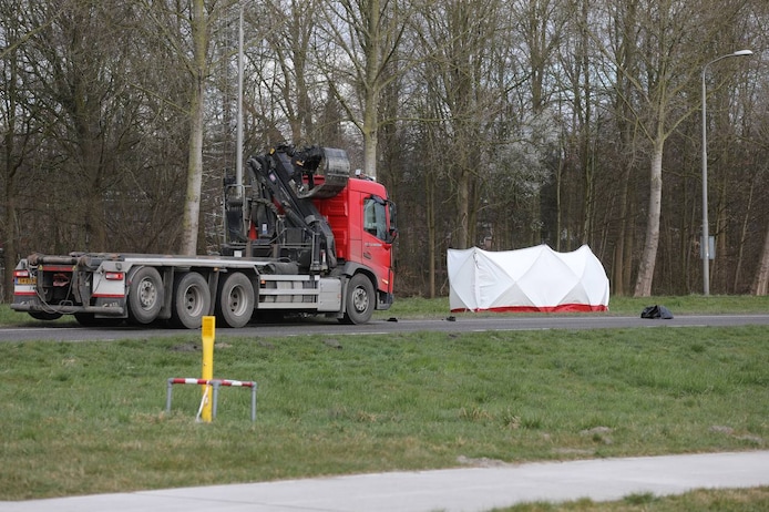Tienerjongen overlijdt bij aanrijding met vrachtwagen, grote verslagenheid op zijn school ...