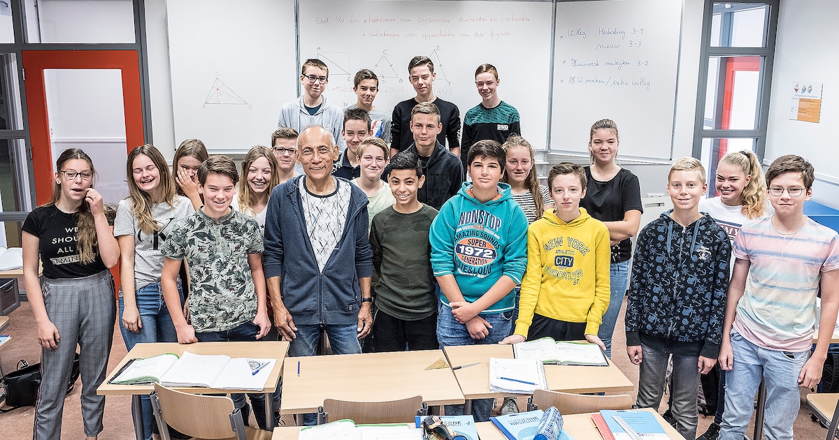 Opa Herman (69) heeft nog genoeg energie om in Gennep voor de klas te ...