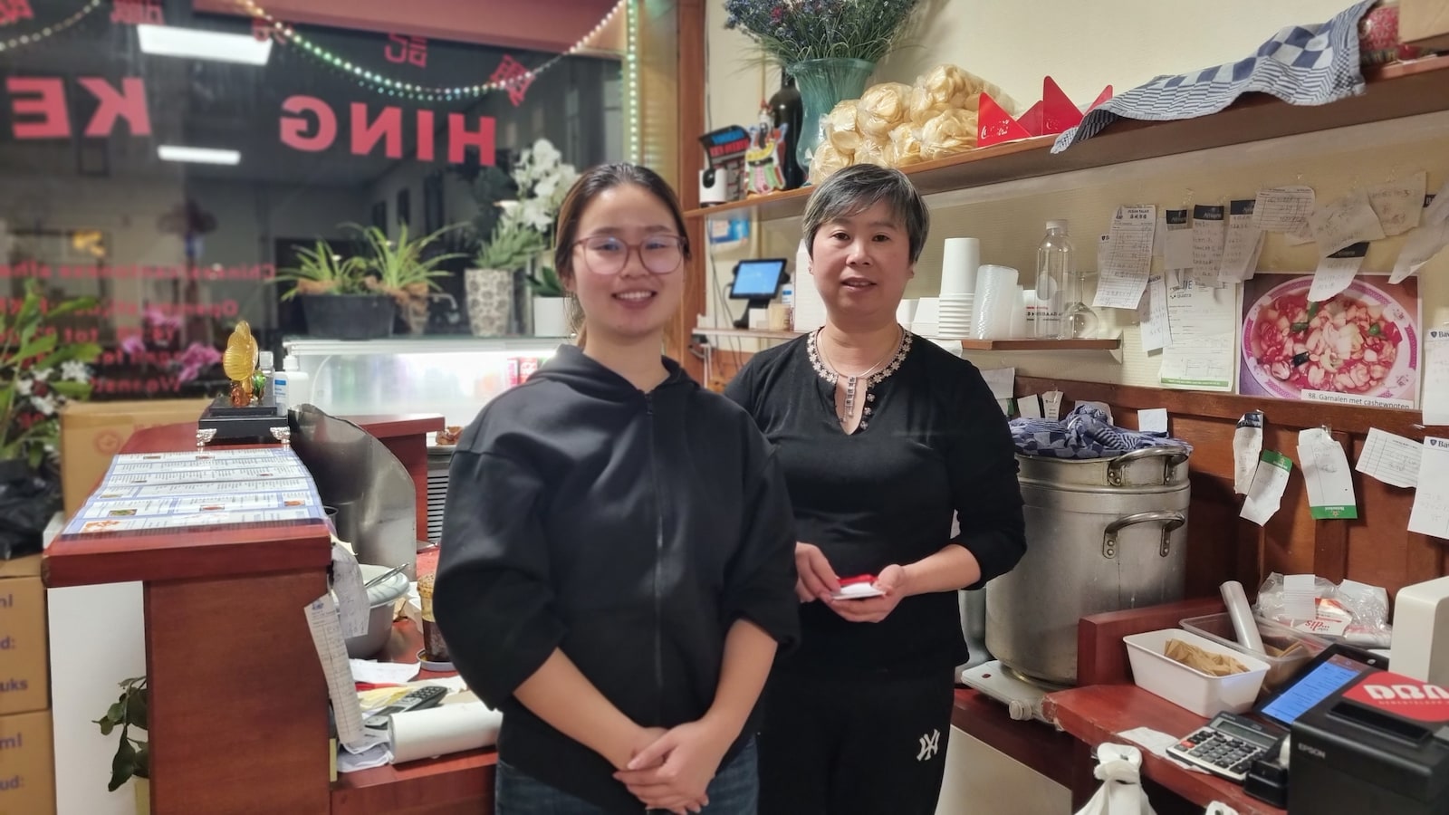 Zij eten met Kerst geen kalkoen, maar bami van de afhaalchinees ...