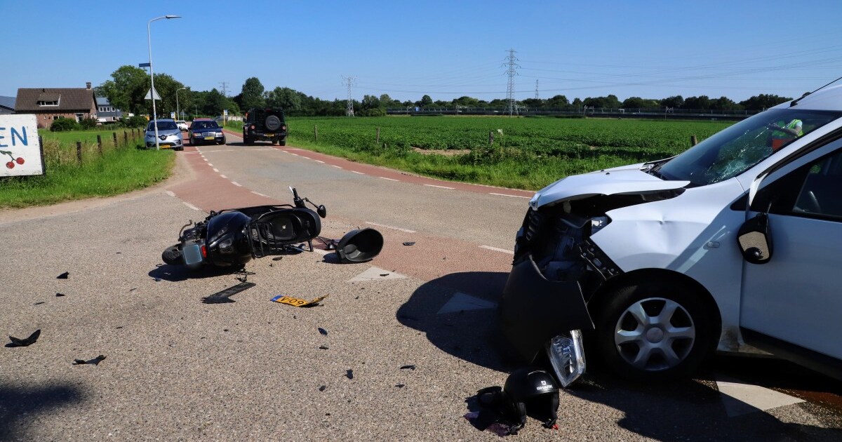 Bestelbus en scooter botsen op elkaar op kruising in Tiel | Regio | De ...