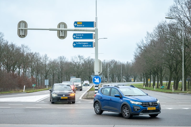 Verkeer ondervindt hinder van afgesloten weg tussen Cuijk en Gassel ...