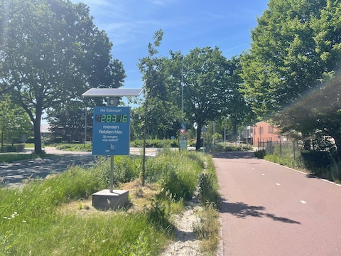 Nieuwe fietsteller aan Edeseweg telt elke fietser | Regio | De ...