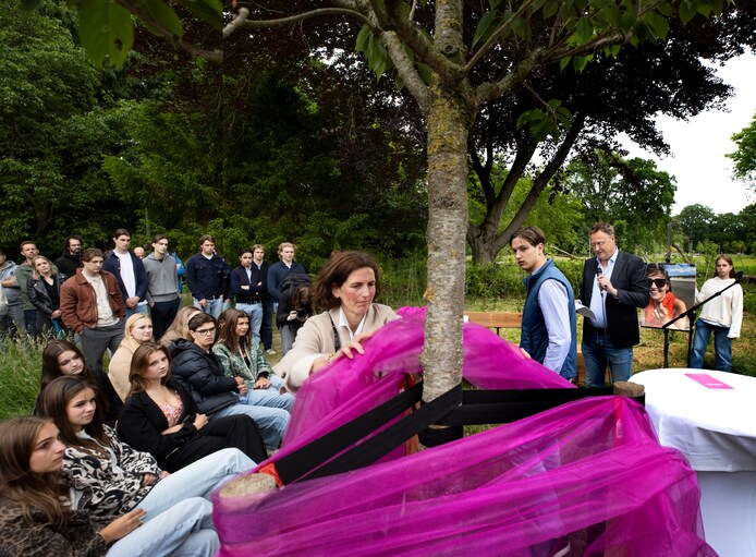 Blijvende herinnering aan verongelukte Guusje (16): ‘Ze hebben iets heel lelijks bespreekbaar ...