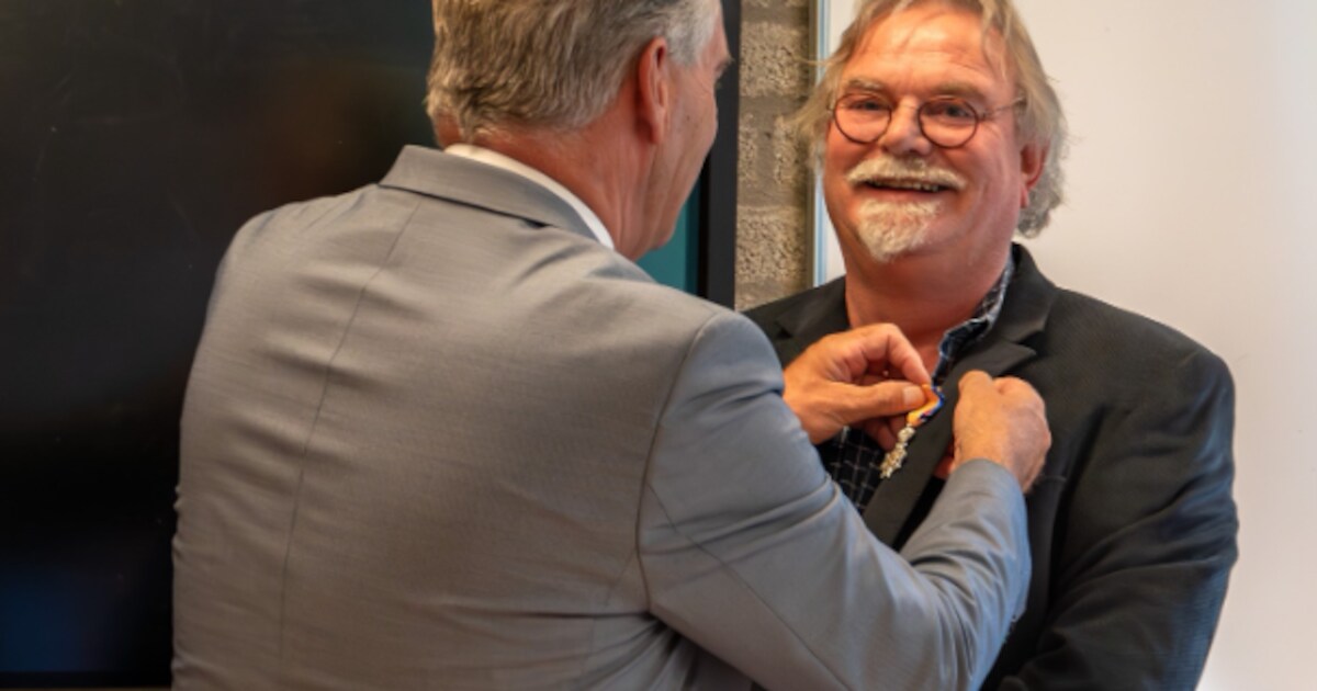 Koninklijke onderscheiding voor docent geschiedenis Albert Jens ...