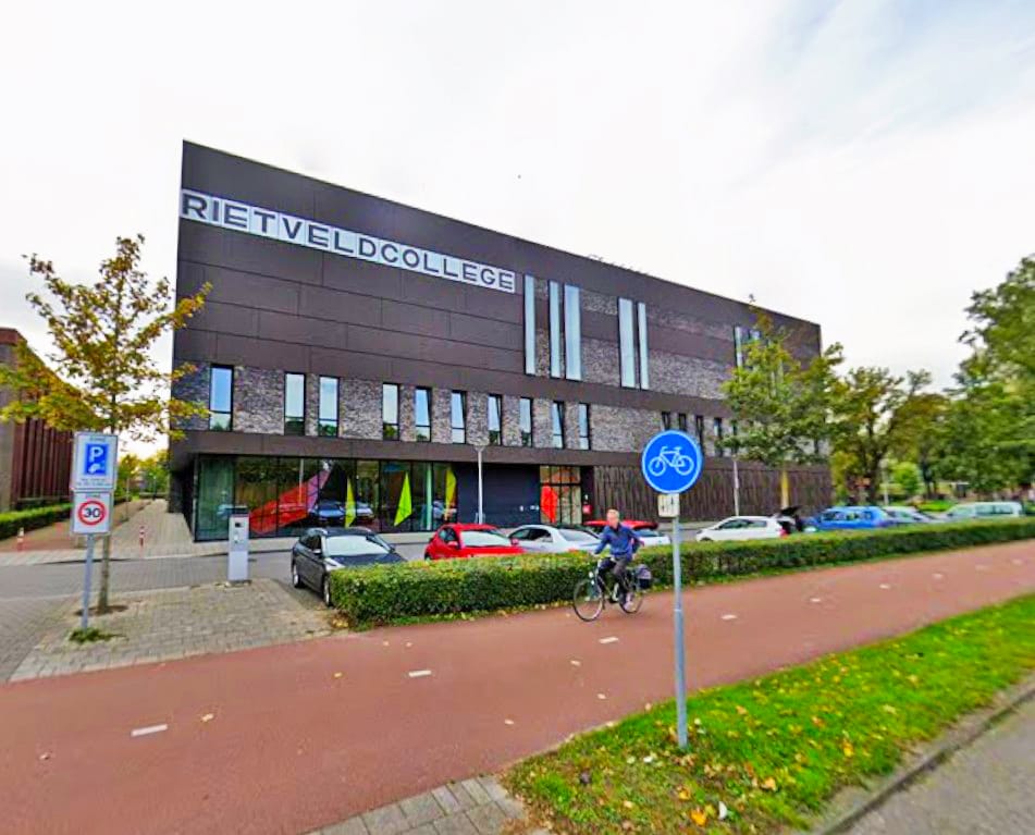 Zwaar bewapende agenten halen klaslokaal leeg na valse melding over ...