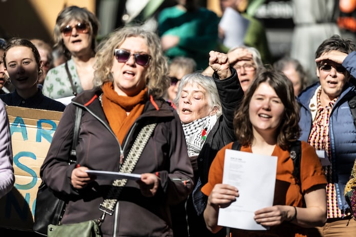Zingend protest op het Mariënburgplein: dit is waarom vrouwen zich luid ...