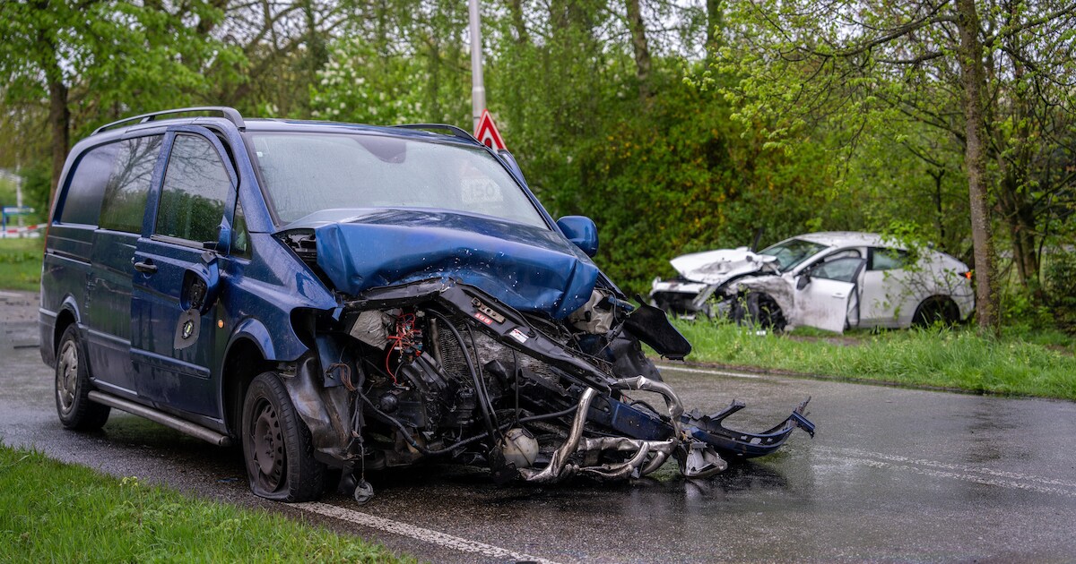 Hij knalt frontaal op de witte auto van een dorpsgenoot en vlucht ...